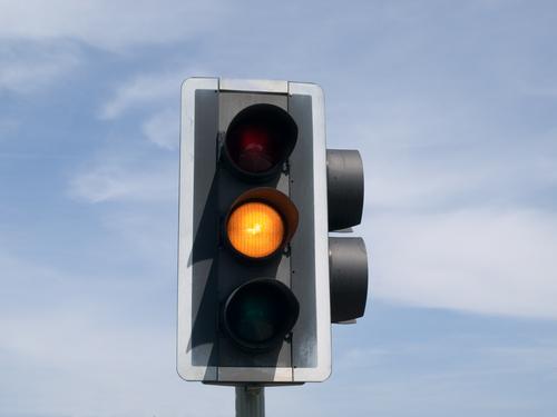 Puis-je être verbalisé pour être passé au feu orange ? Maître ...